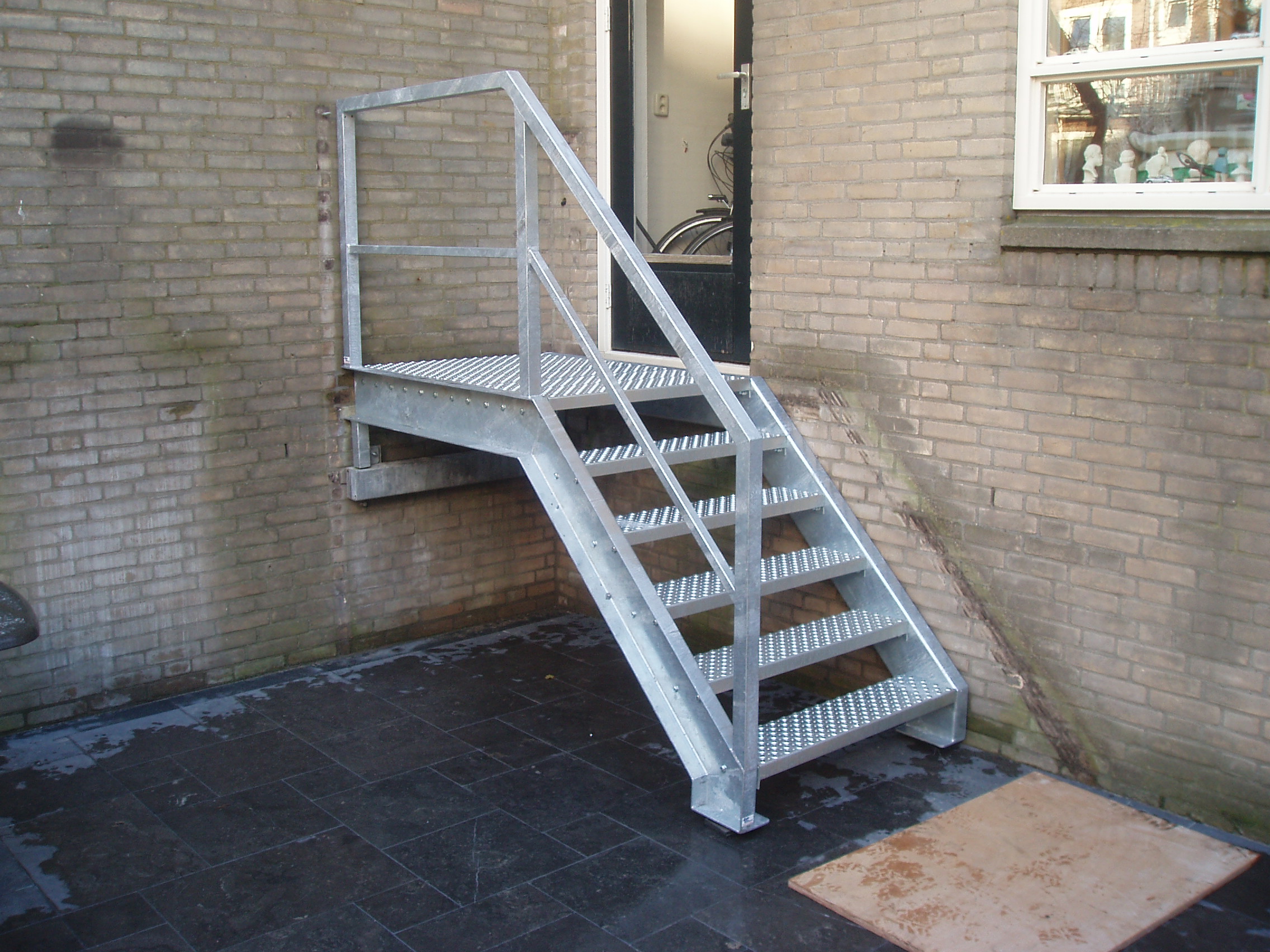 Een stijlvolle rechte buitentrap: Functioneel design voor uw ...