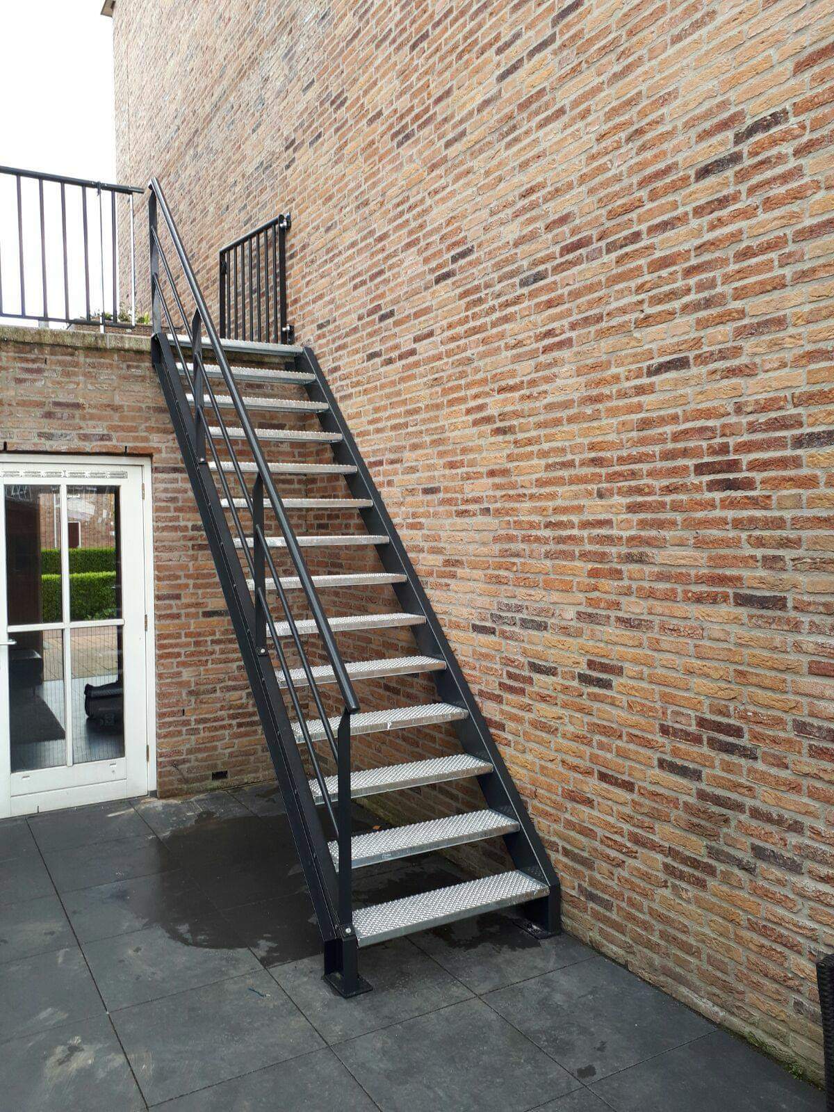 Een stijlvolle rechte buitentrap: Functioneel design voor uw ...