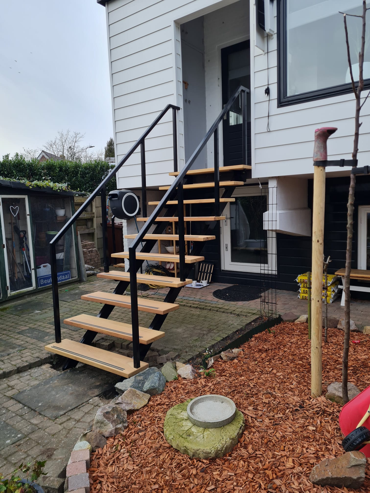 Een stijlvolle rechte buitentrap: Functioneel design voor uw ...